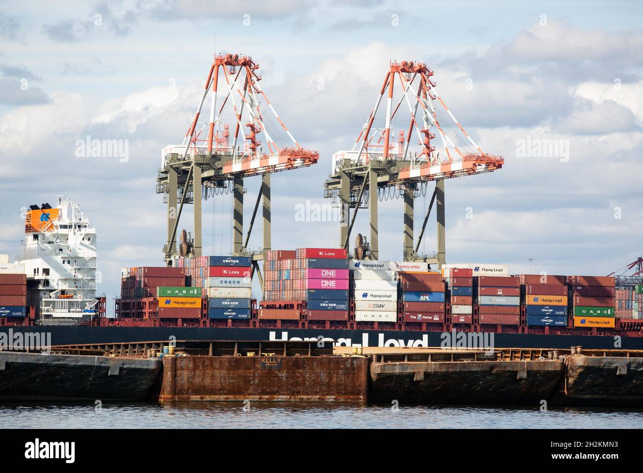 Newark, USA. 22nd Oct, 2021. Shipping containers cargo ships arrive at ...