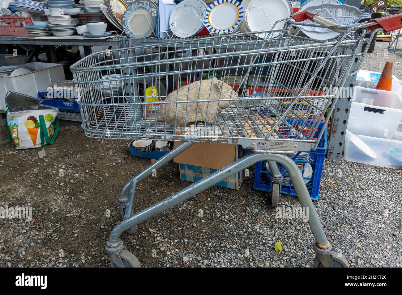 Charity shop plates hi-res stock photography and images - Alamy