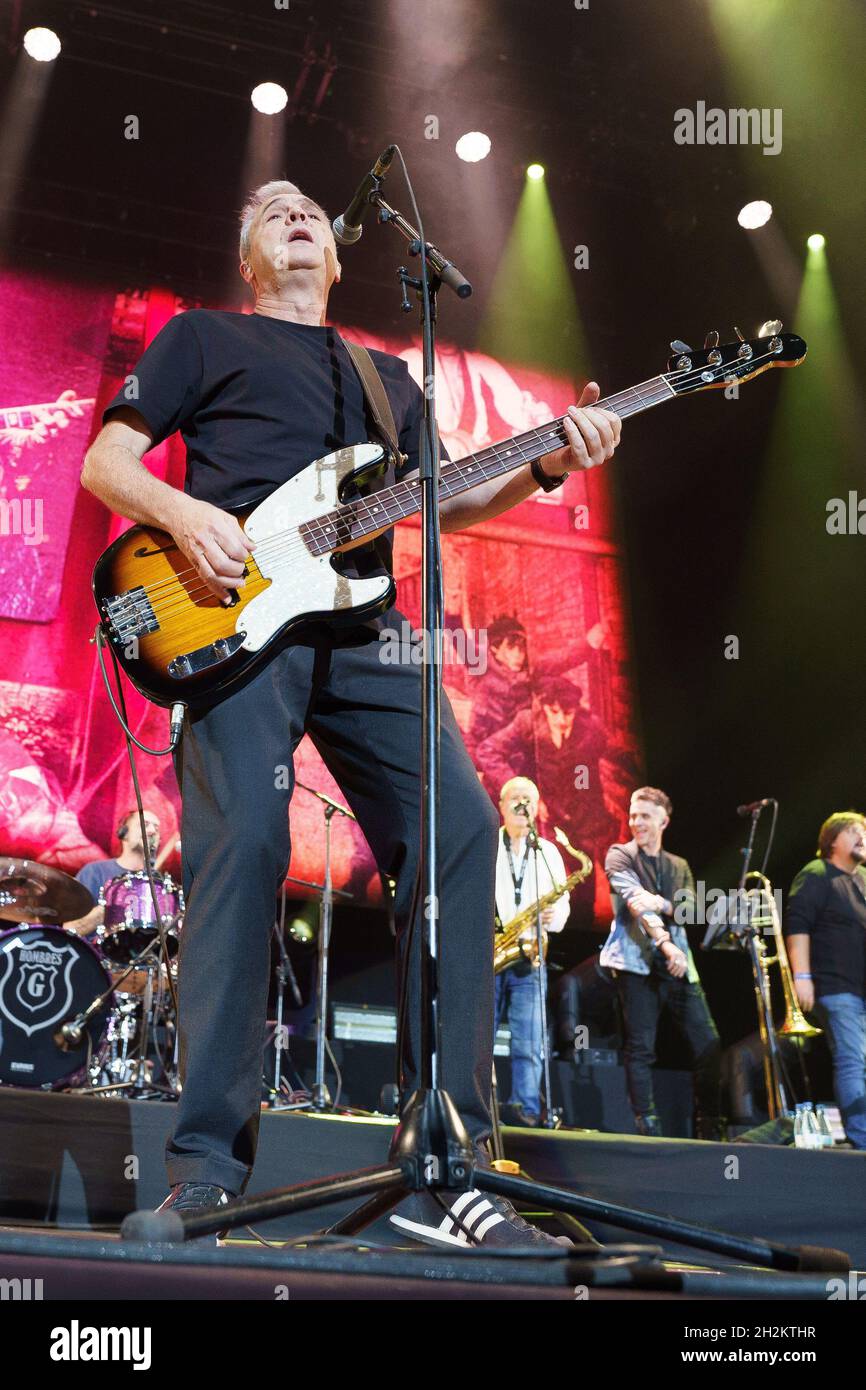 Hombres g hi-res stock photography and images - Alamy