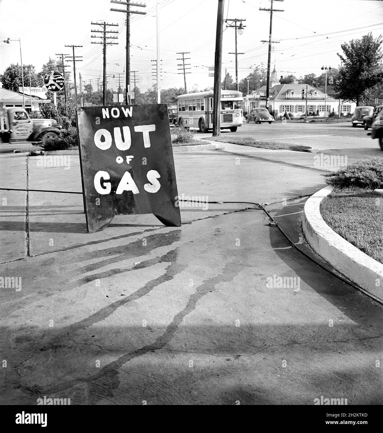 1940s gas station sign hi-res stock photography and images - Alamy