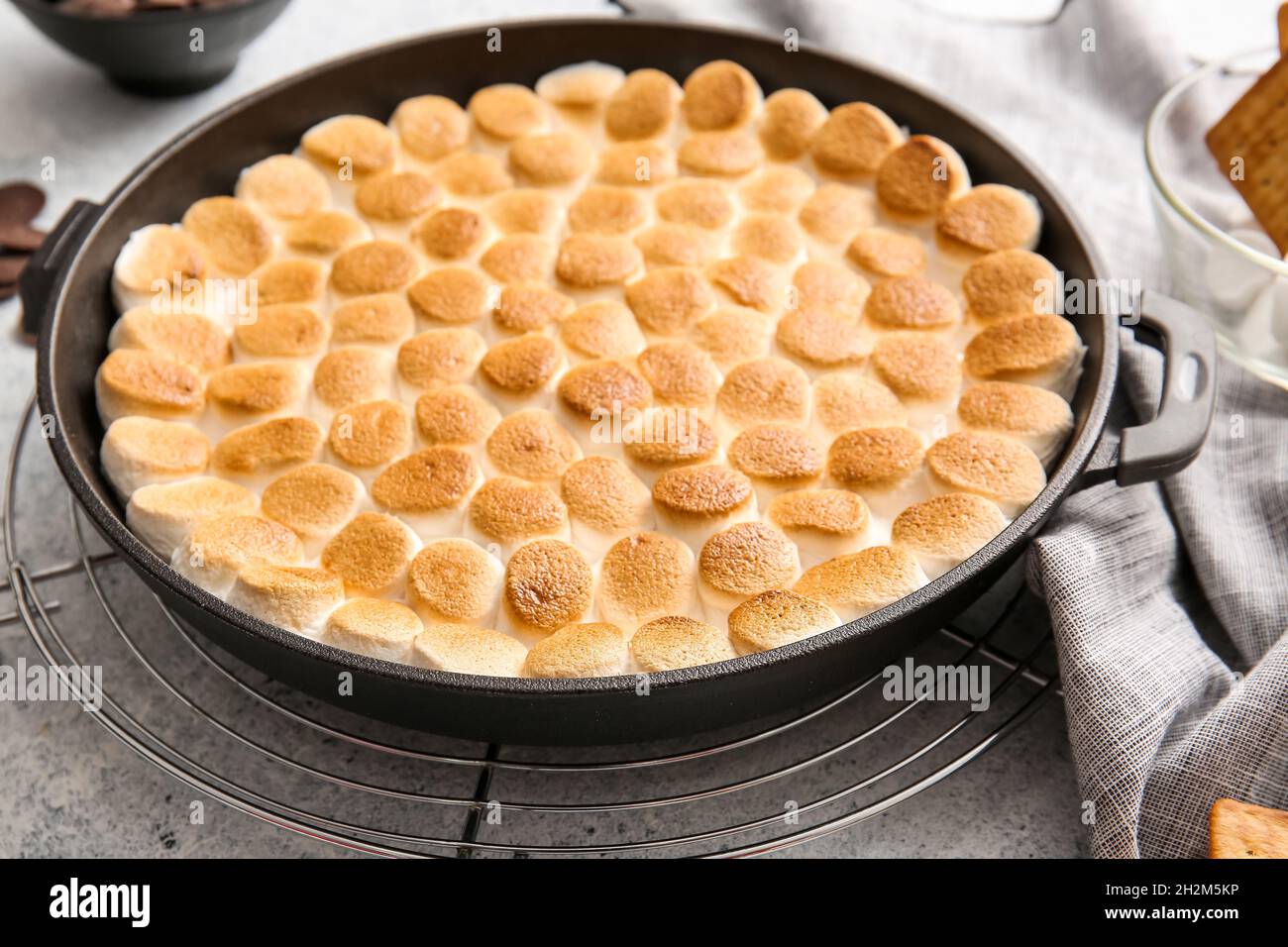 Frying pan with tasty S'mores dip on light background, closeup Stock ...