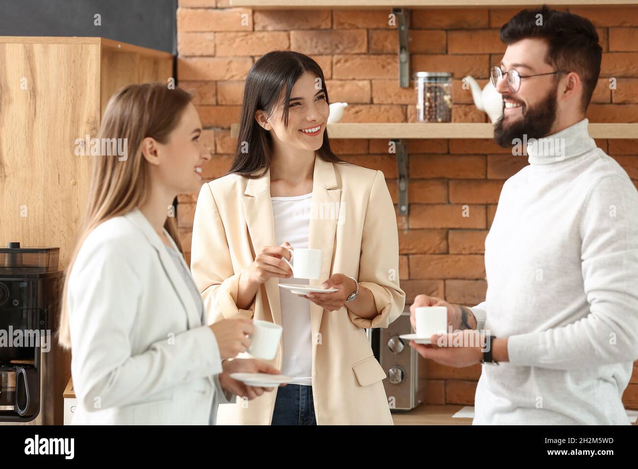 People having coffee break in office Stock Photo - Alamy