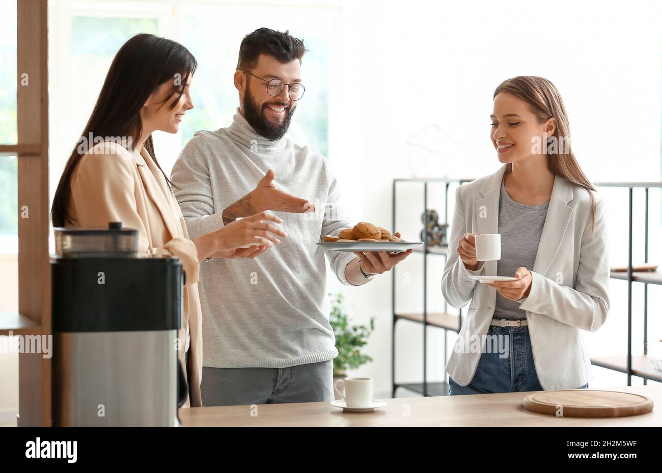 People having coffee break in office Stock Photo - Alamy
