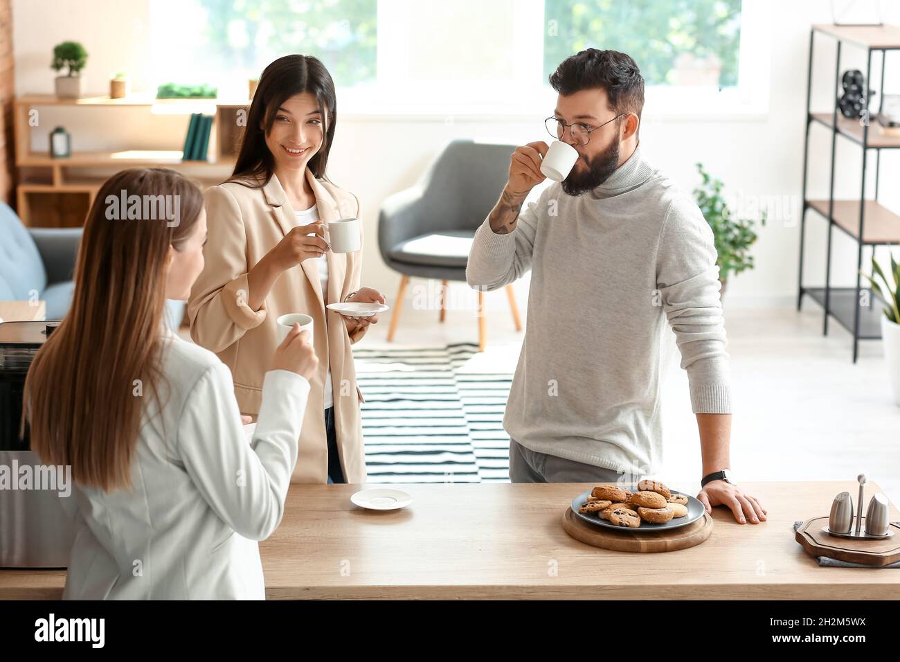People having coffee break in office Stock Photo - Alamy