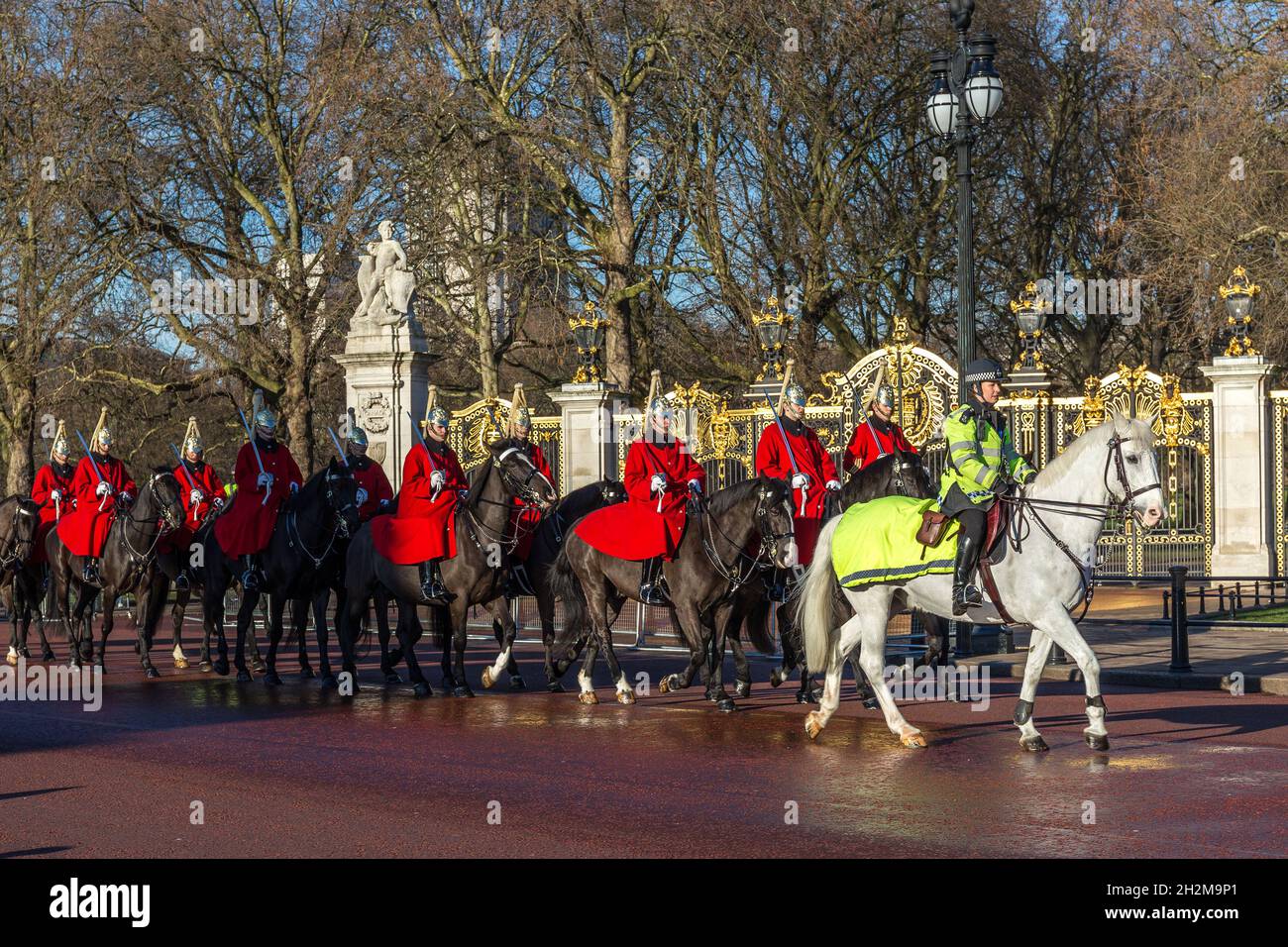 UNITED KINGDOM, LONDON, BUCKINGHAM PALACE, ENGLISH GUARDS ON HORSES ...