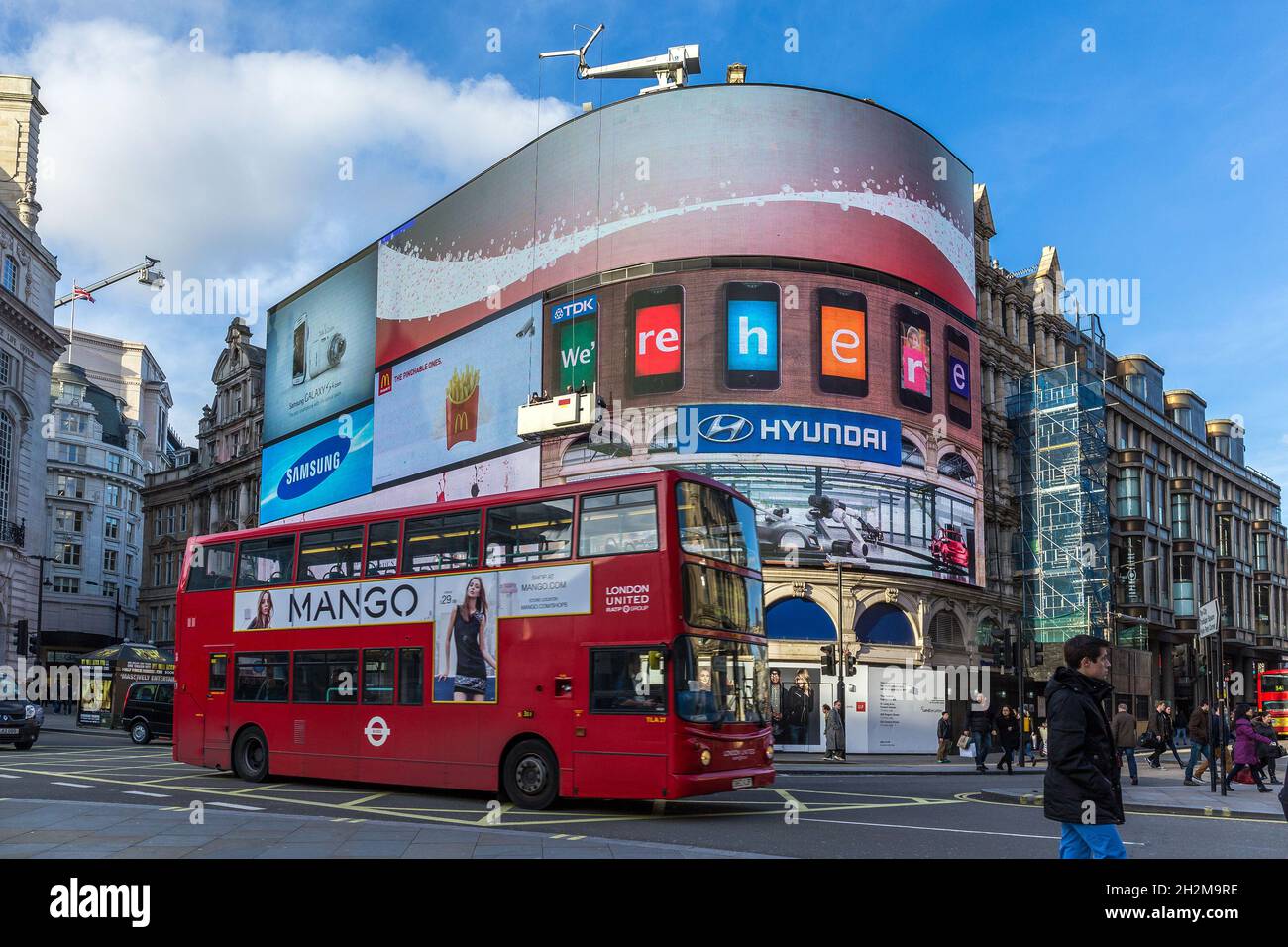 UNITED KINGDOM, LONDON, PICCADILLY CIRCUS, CROSSROADS AND PEDESTRIAN ...