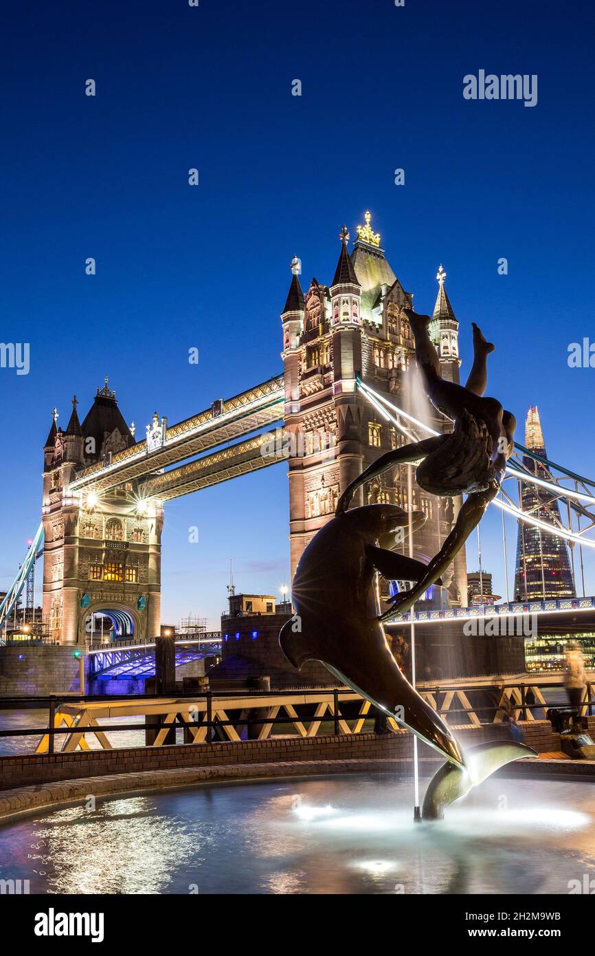 UNITED KINGDOM, LONDON, TOWER BRIDGE, TILTING CROSSING THE RIVER THAMES ...