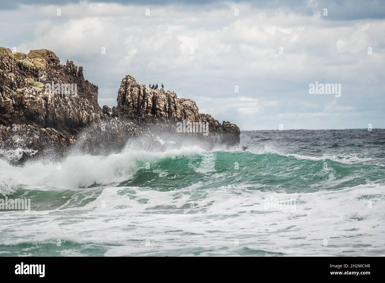 Choppy waves around rugged rocks hi-res stock photography and images ...