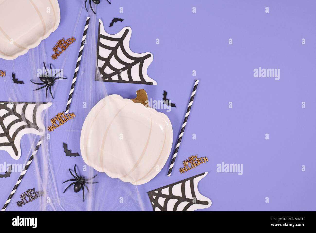 Paper bats straws halloween hi-res stock photography and images - Alamy
