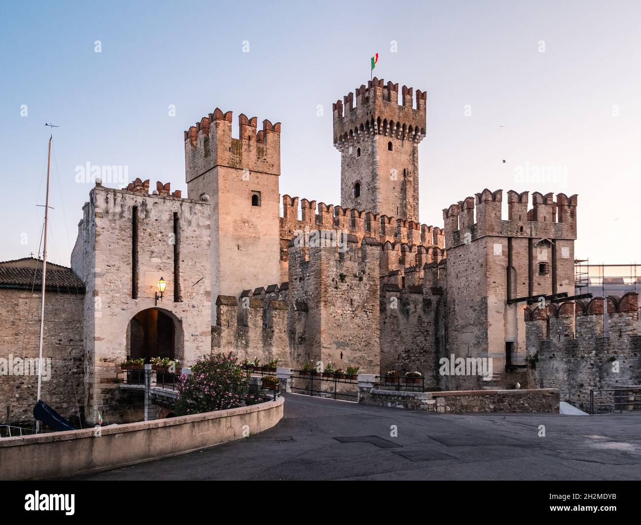 Sirmione castle hi-res stock photography and images - Alamy