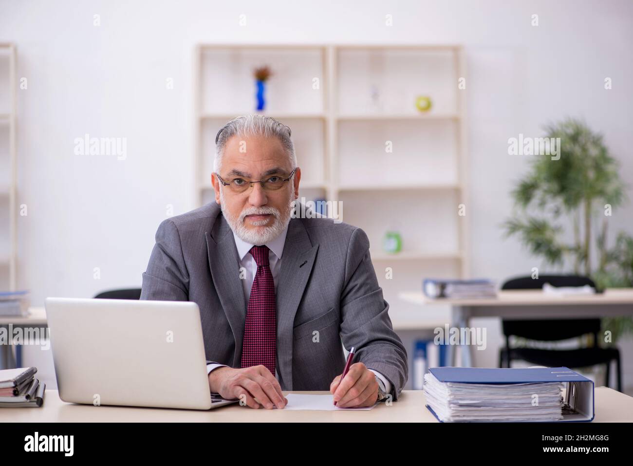 Old employee working in the office Stock Photo - Alamy