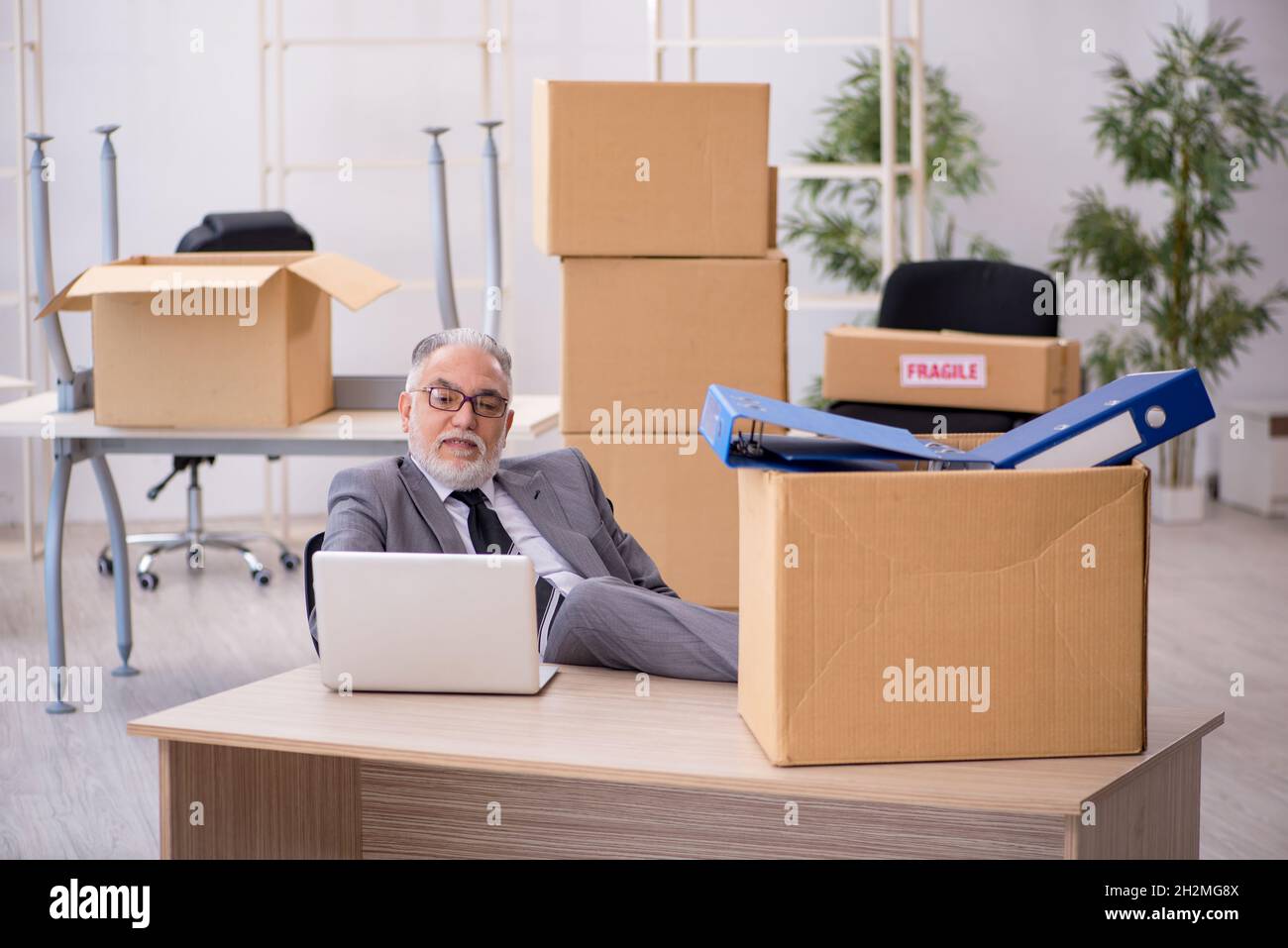 Old employee in relocation concept Stock Photo - Alamy
