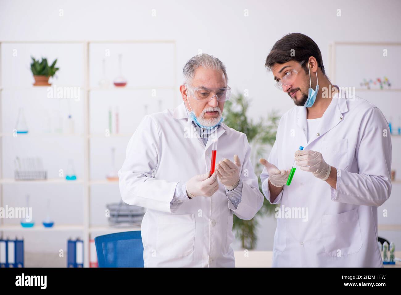 Two chemists in drugs synthesis concept at the lab Stock Photo - Alamy