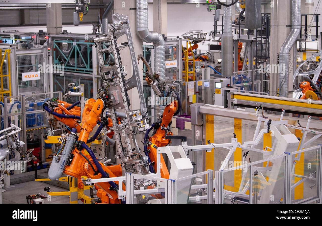 Abb robots hi-res stock photography and images - Alamy