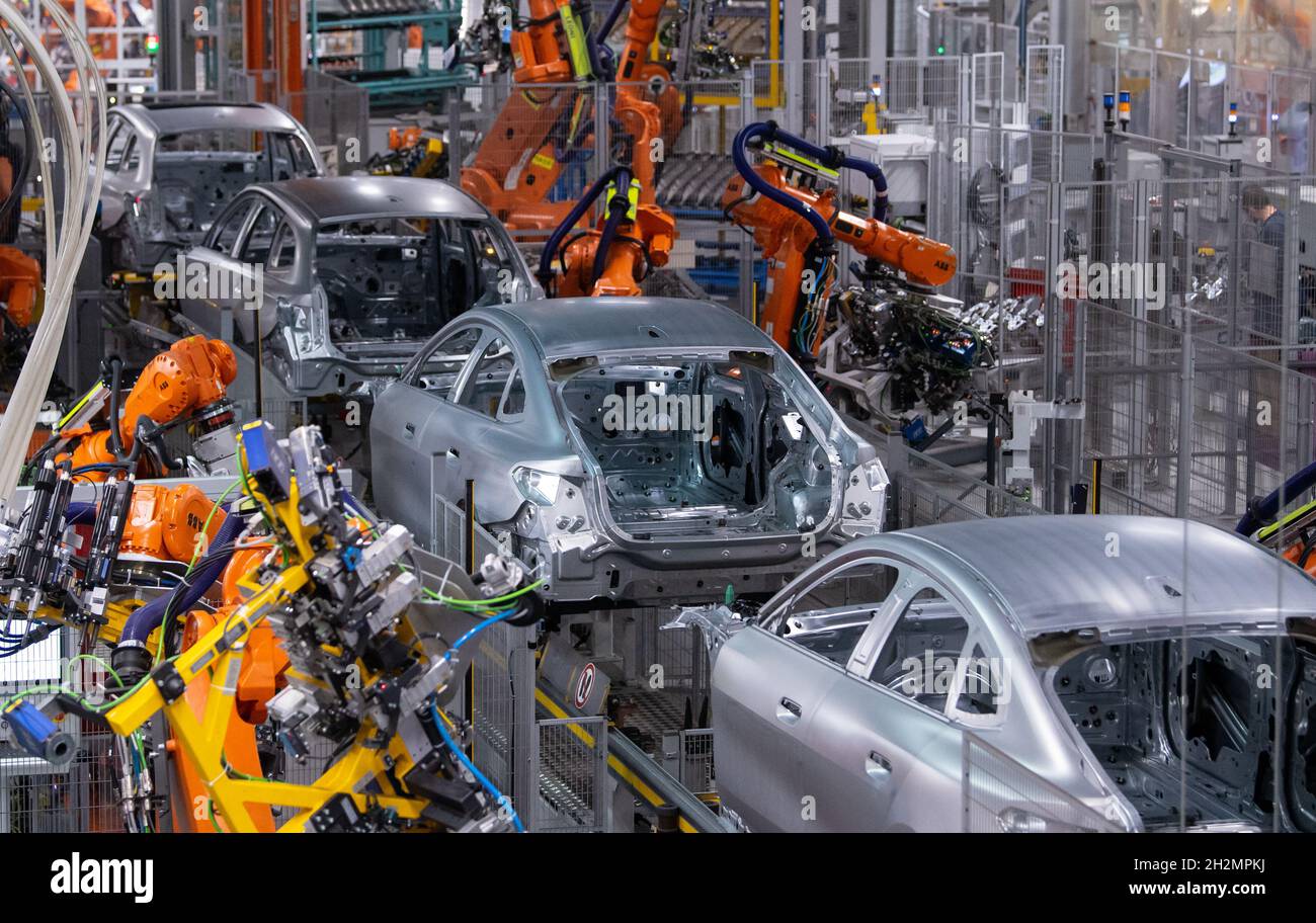 Abb robots hi-res stock photography and images - Alamy