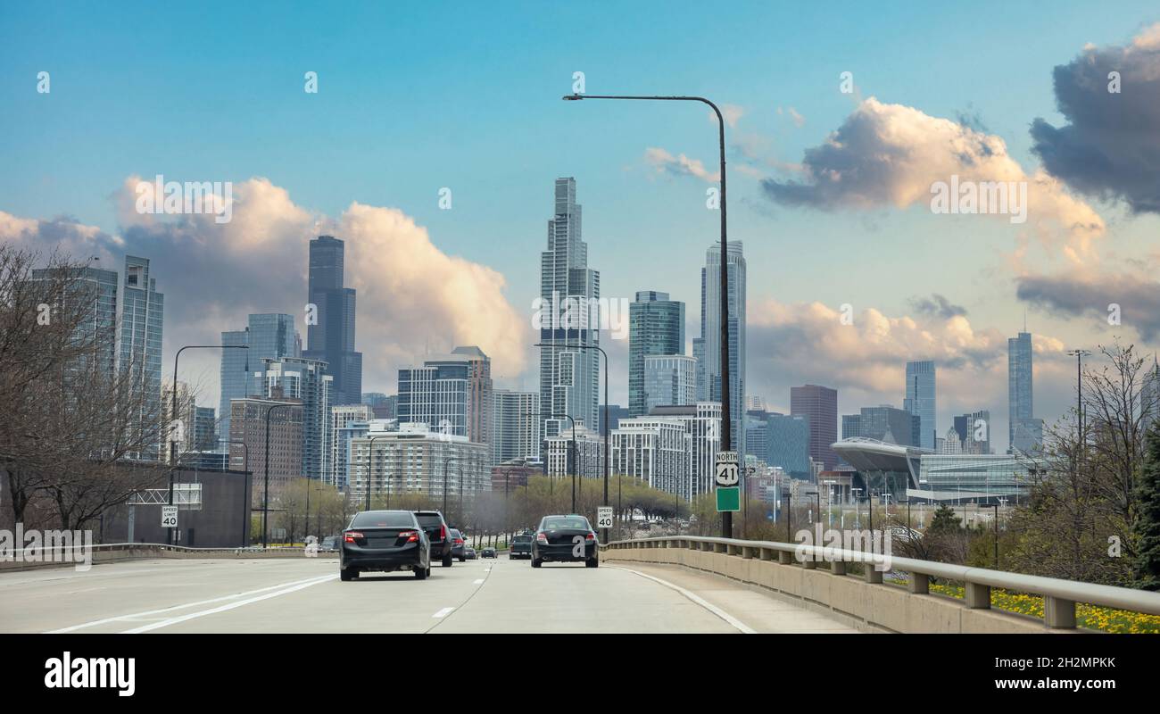 Chicago Illinois, USA. Cars on the ring road driving to Chicago city ...