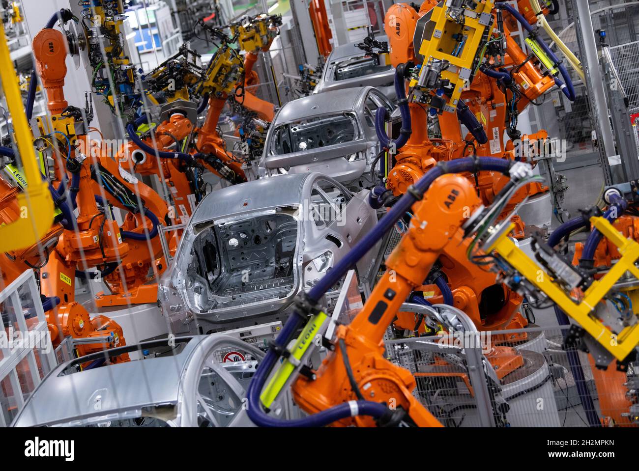 Abb robots hi-res stock photography and images - Alamy