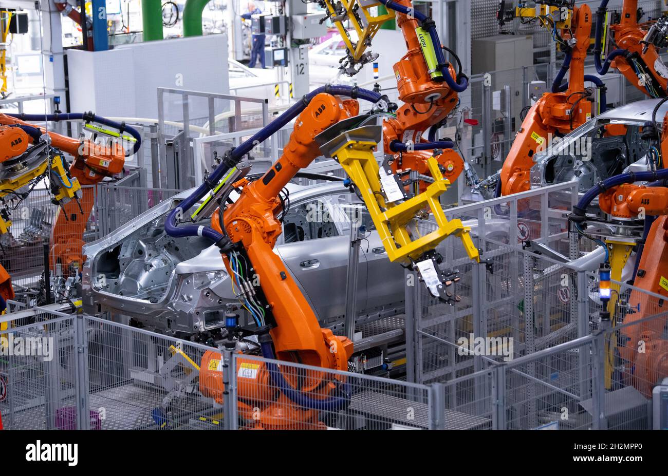 Munich, Germany. 22nd Oct, 2021. Robots from ABB work on the bodywork ...