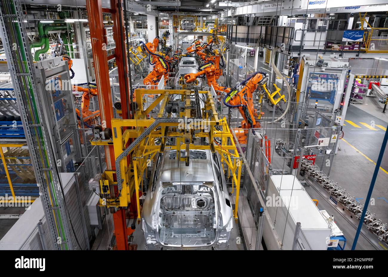 Bmw factory robot hi-res stock photography and images - Alamy