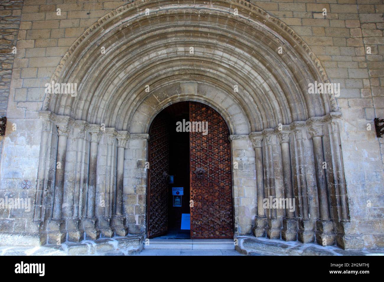Romanesque entrance door hi-res stock photography and images - Alamy