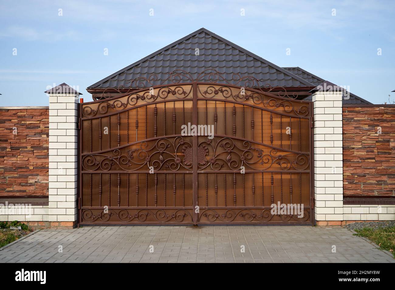 Wrought iron gates driveway hi-res stock photography and images - Alamy