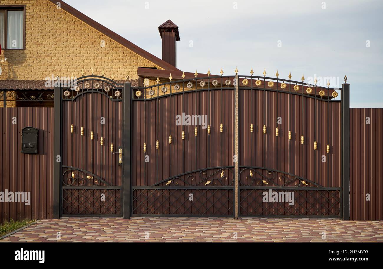 Classic metal gate hi-res stock photography and images - Alamy