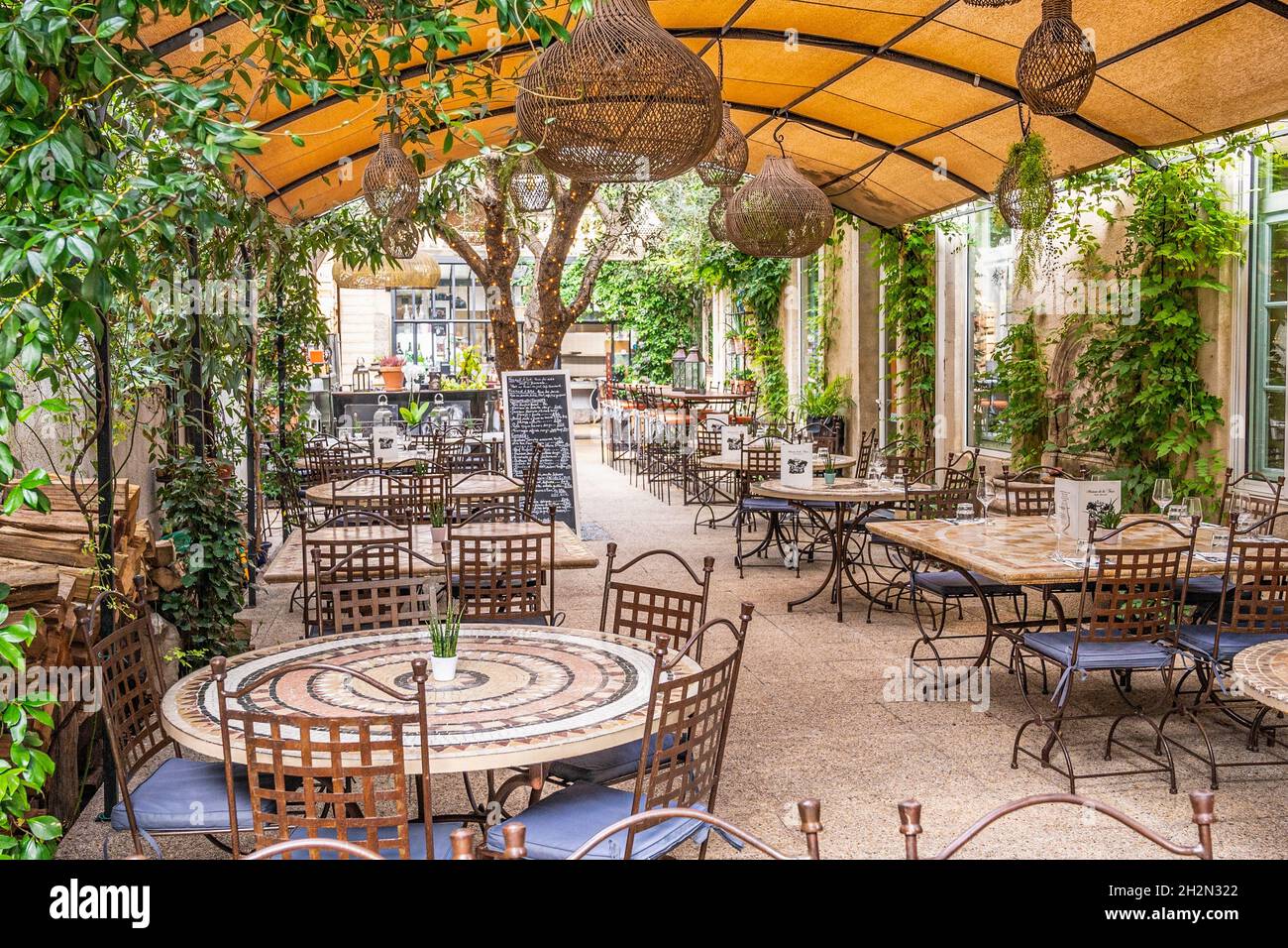 The interior courtyard of the Maison de la Tour restaurant in Avignon ...