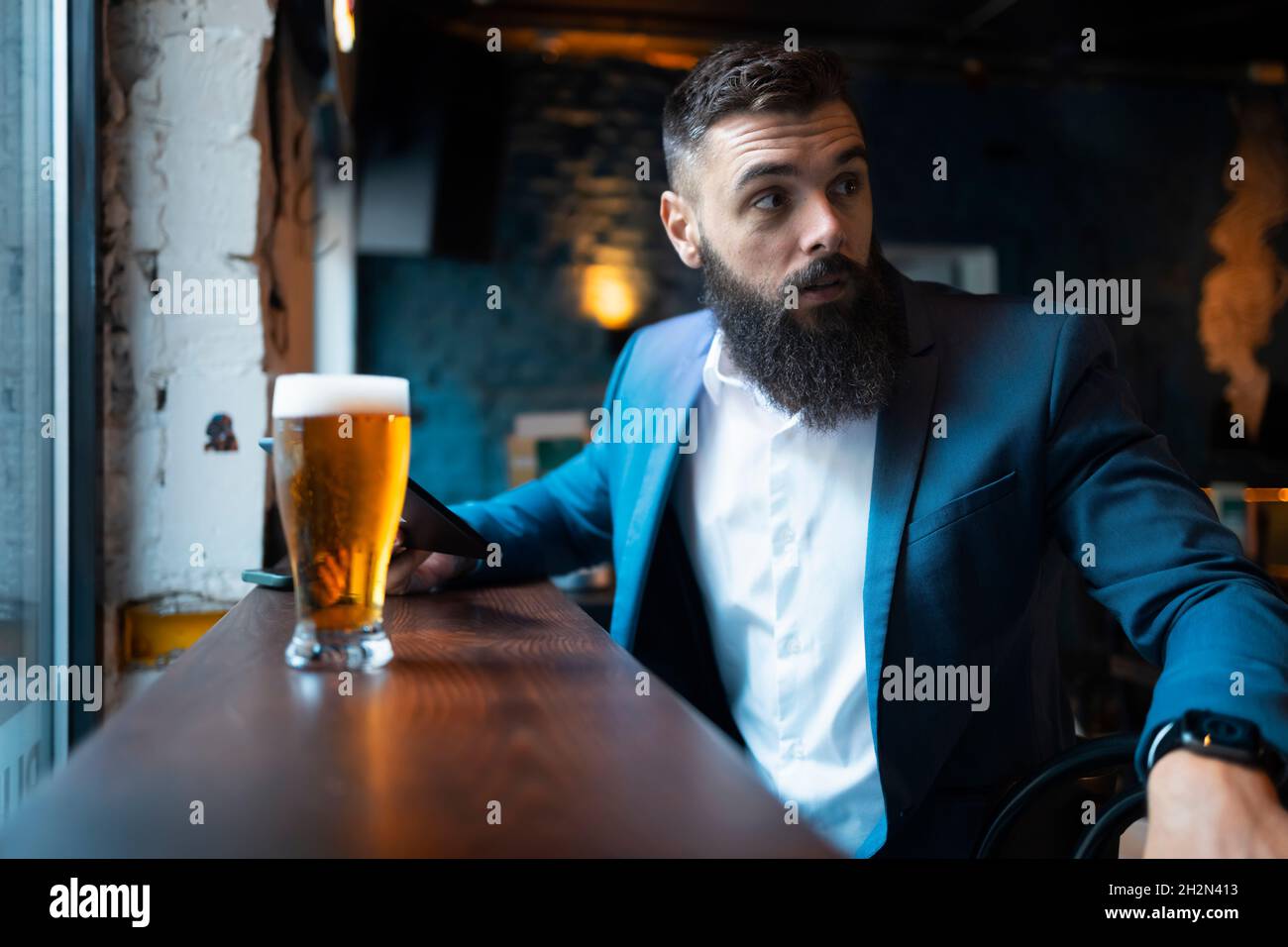 Man ordering a pint bar hi-res stock photography and images - Alamy