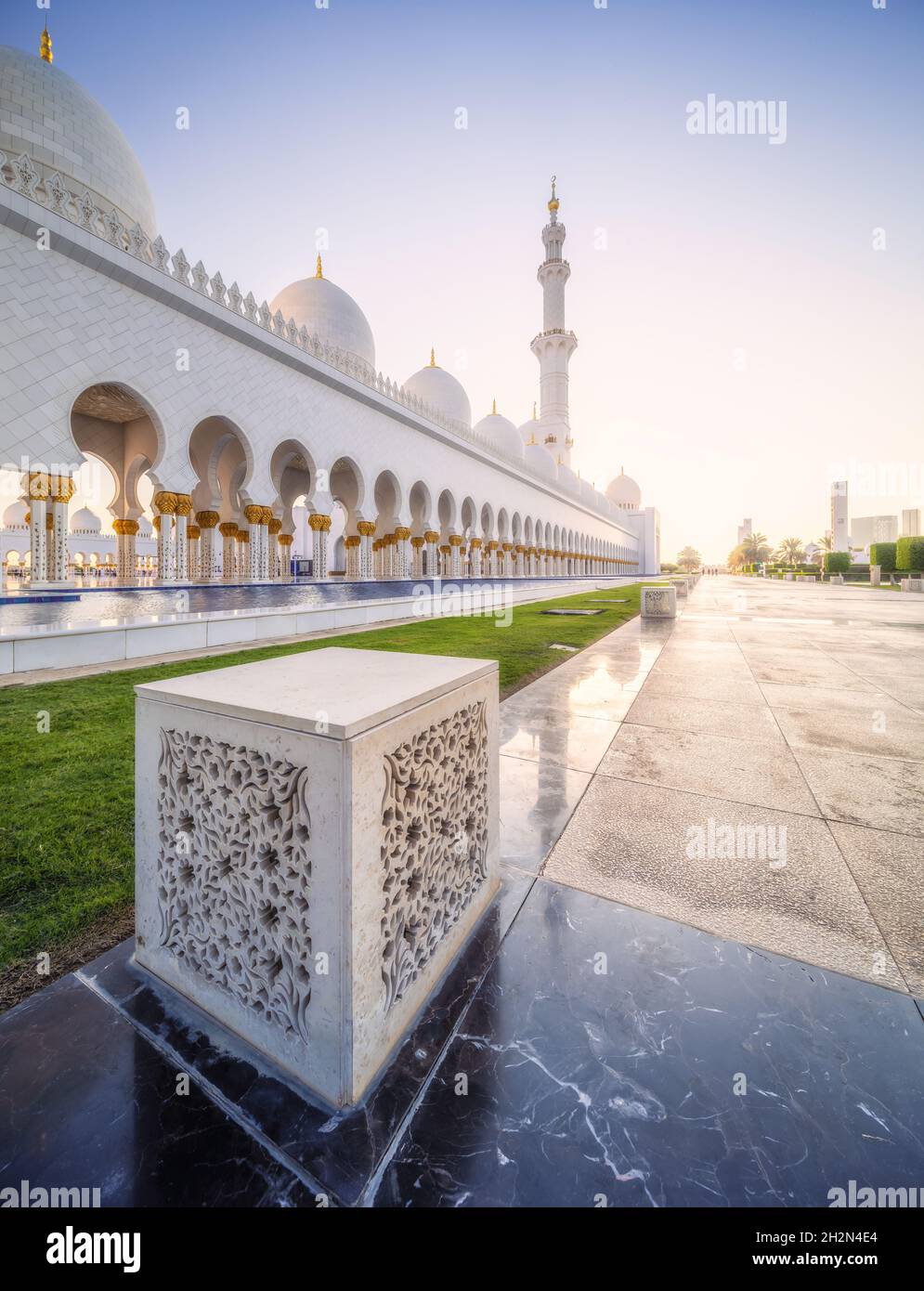 View of the garden of Sheikh Zayed Grand Mosque at day time, UAE Stock ...
