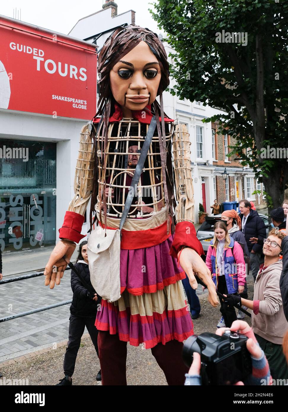 Globe Theatre, London, UK. 23rd Oct 2021. Little Amal, the giant puppet ...