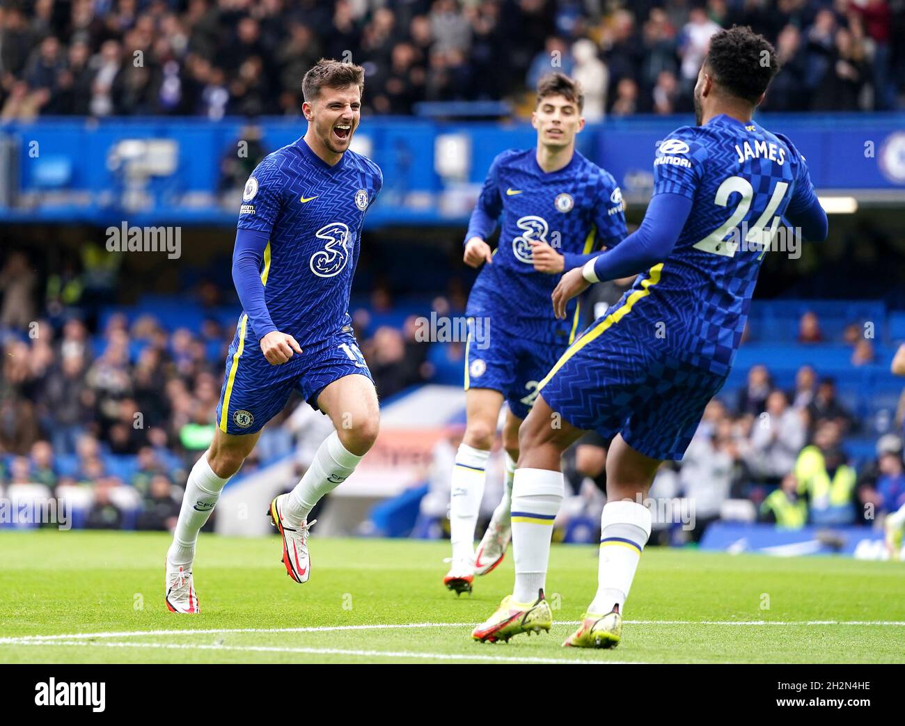 Chelsea's Mason Mount (left) celebrates scoring their side's first goal ...