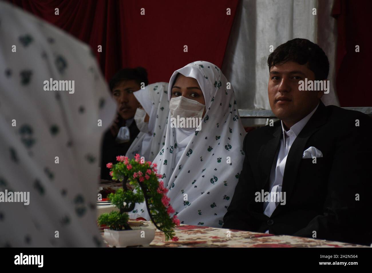 (211023) -- MAZAR-I-SHARIF, Oct. 23, 2021 (Xinhua) -- Afghan couples ...