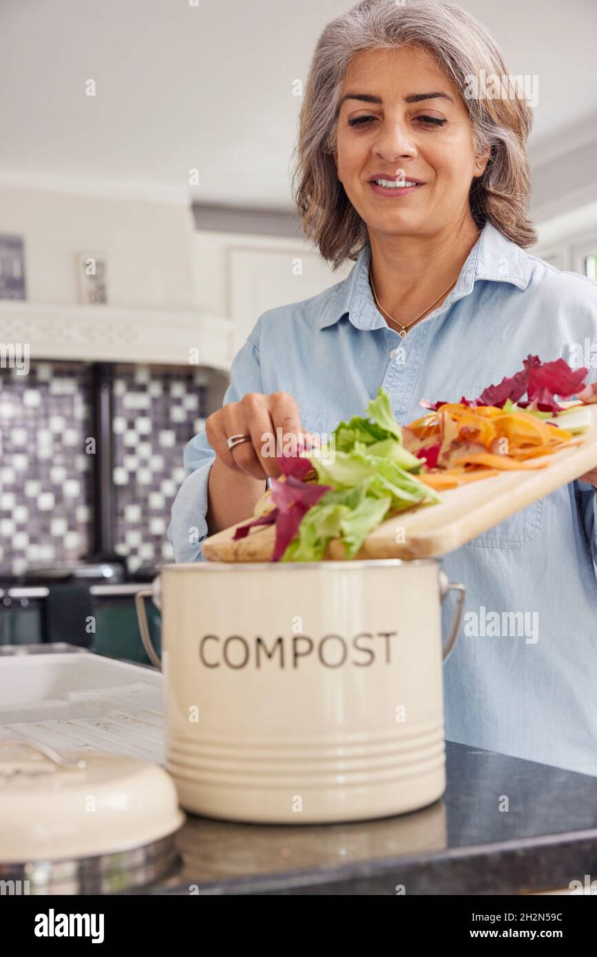 Scraping food and bin hi-res stock photography and images - Alamy