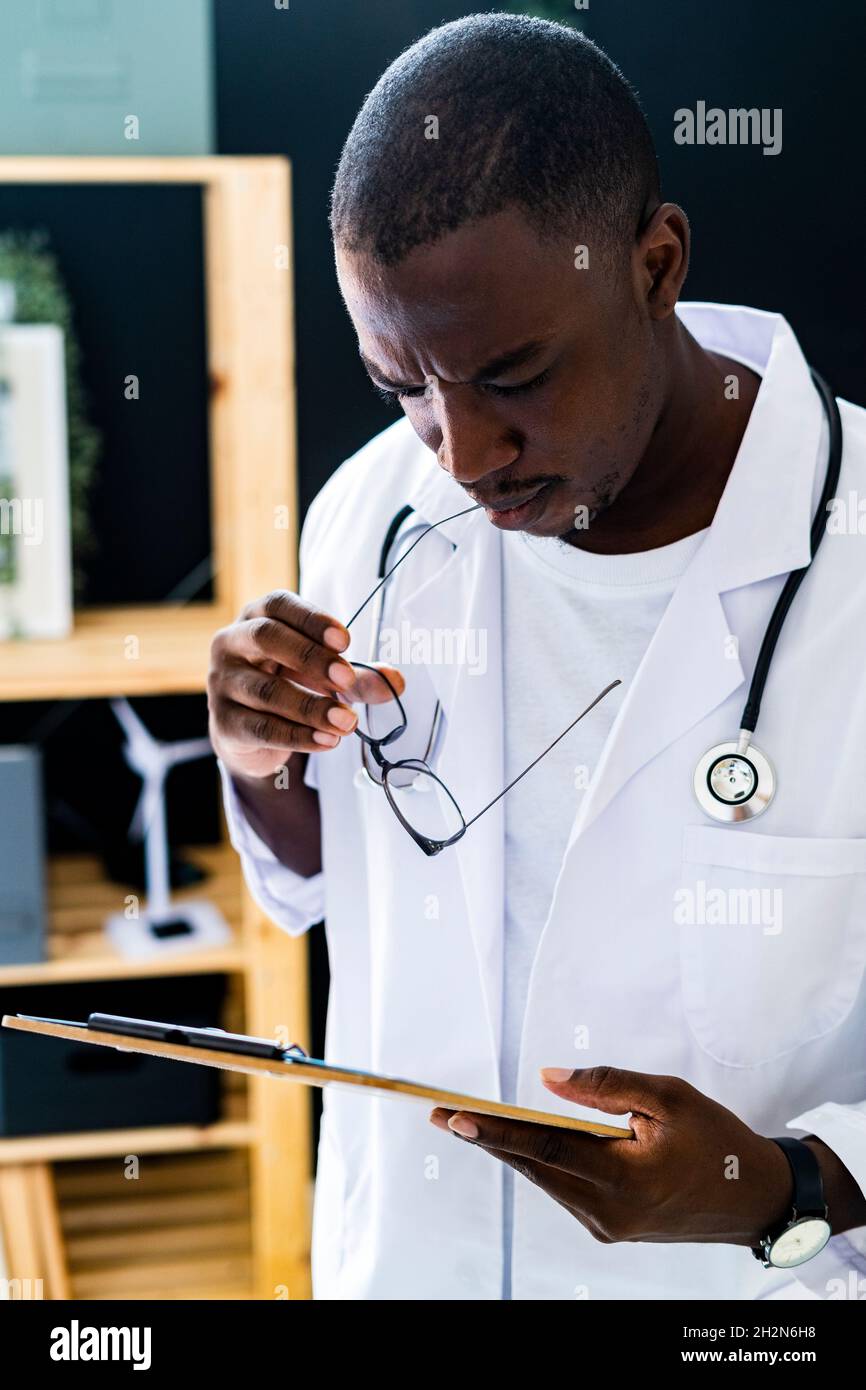 Doctor male clipboard hi-res stock photography and images - Alamy