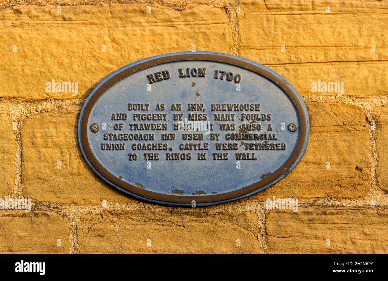 Red Lion blue plaque. Market Street, Colne, Lancashire Stock Photo - Alamy