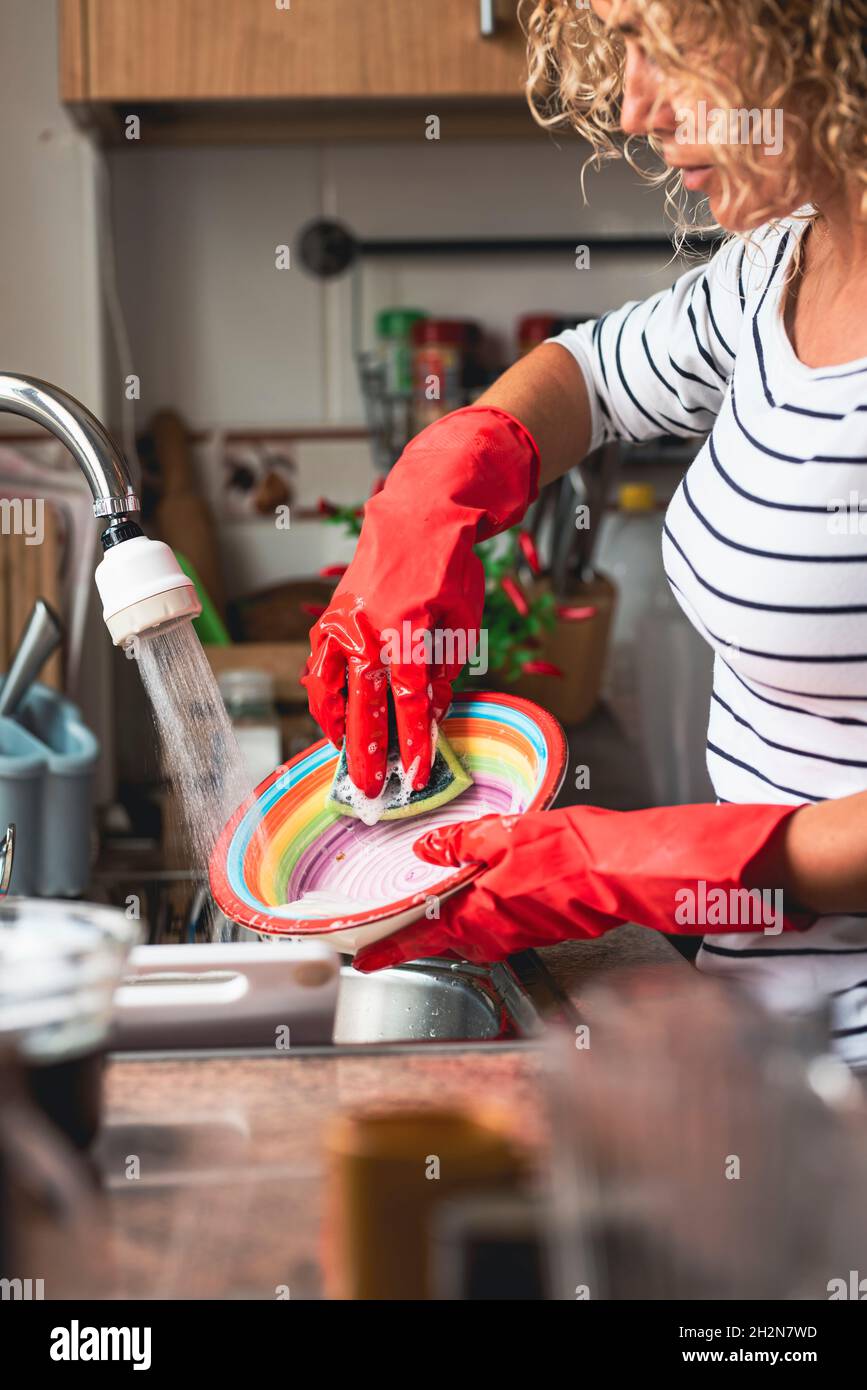 Kitchen scrubbing hi-res stock photography and images - Alamy