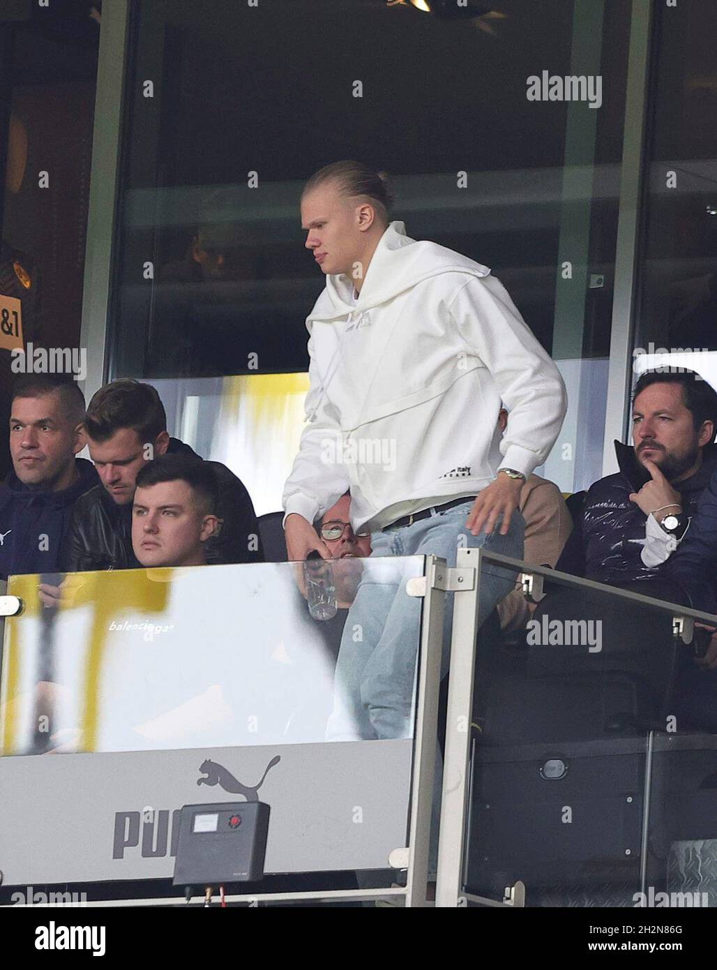 Erling haaland injured hi-res stock photography and images - Alamy