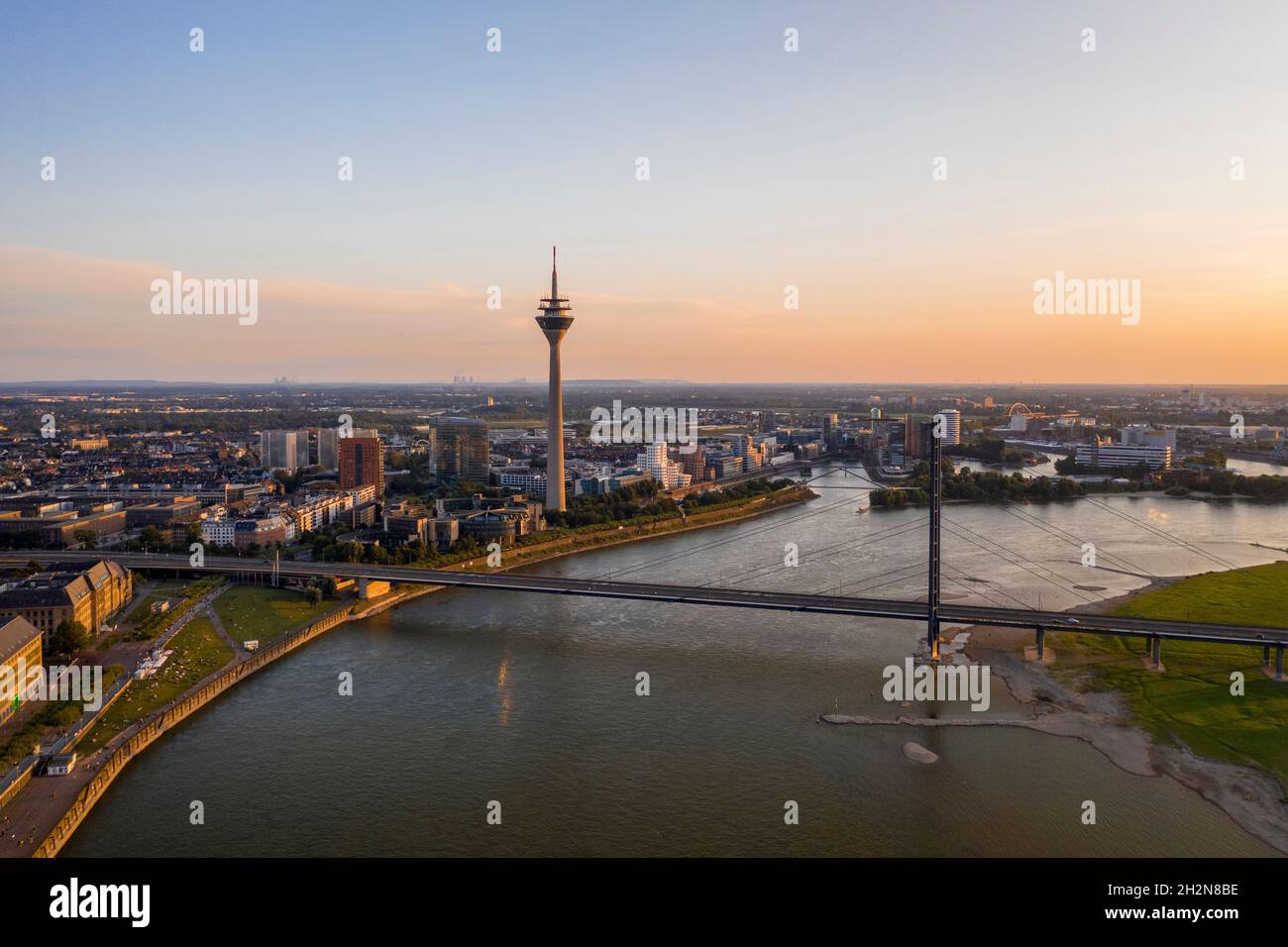 Birds eye view tower bridge hi-res stock photography and images - Alamy