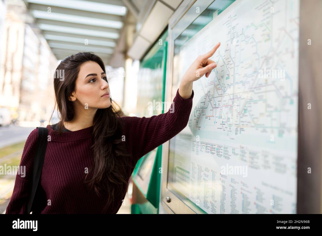 Person pointing at map hi-res stock photography and images - Alamy
