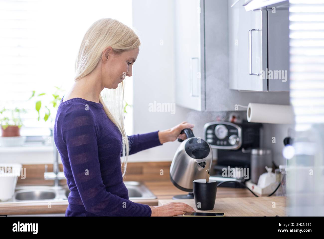 Kitchen hot woman hi-res stock photography and images - Alamy