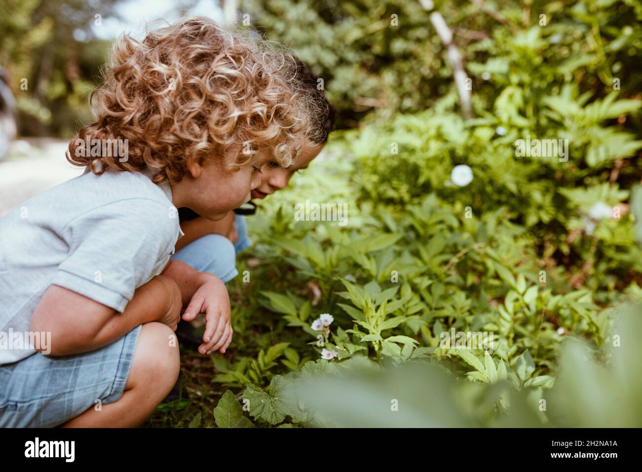 Boys crouching hi-res stock photography and images - Alamy