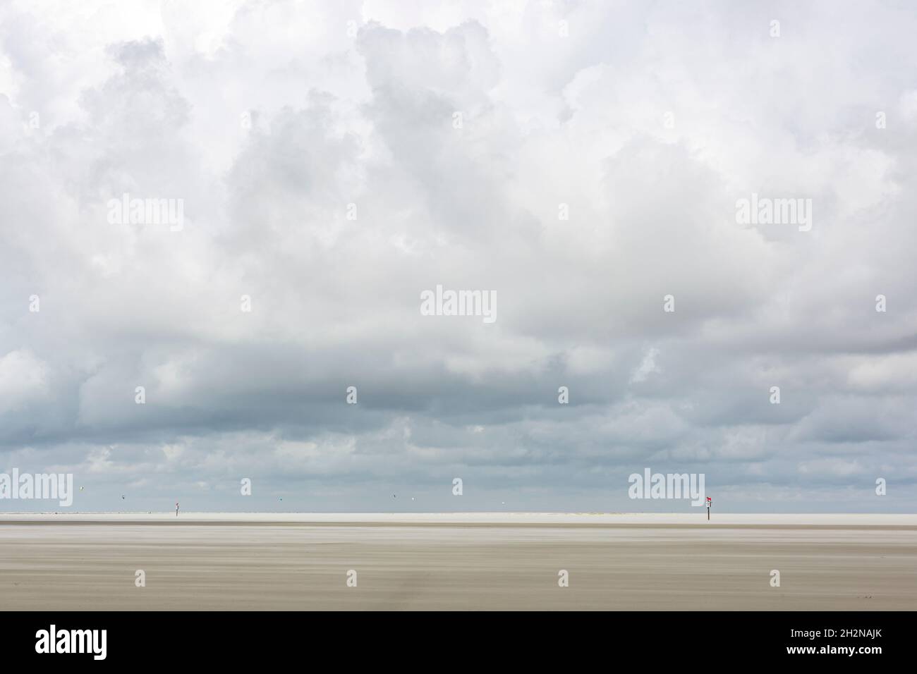 Vast and empty beach hi-res stock photography and images - Alamy