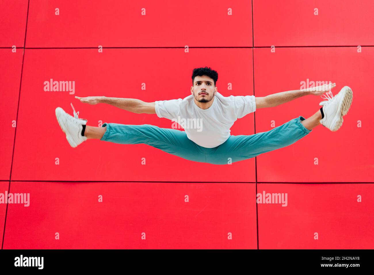Young man jumping doing splits hi-res stock photography and images - Alamy