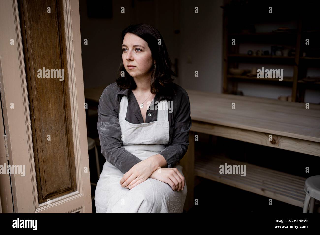 Potter wearing apron hi-res stock photography and images - Alamy