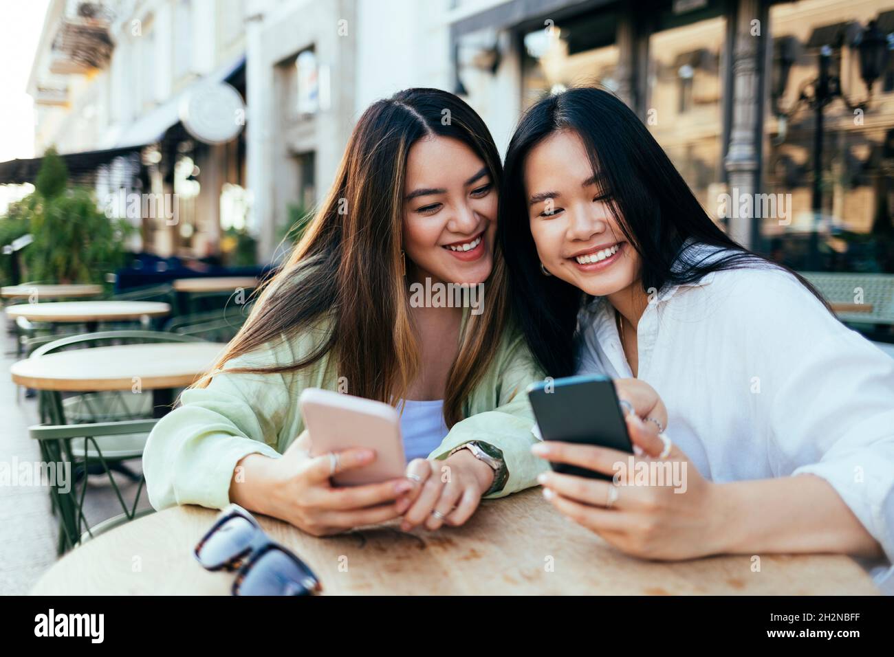 Friends at table with phones hi-res stock photography and images - Alamy