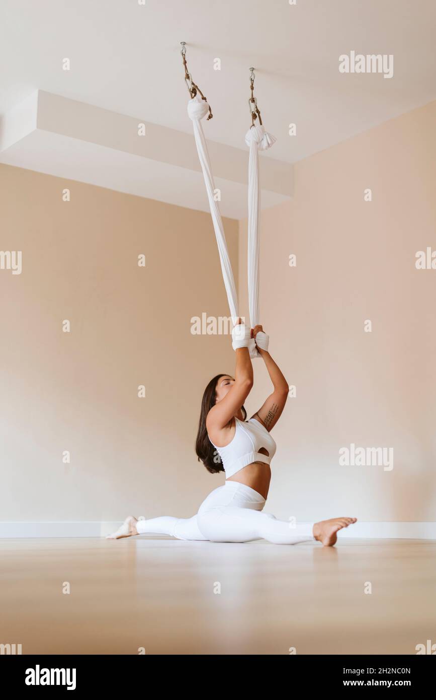 Gymnast doing splits hi-res stock photography and images - Alamy