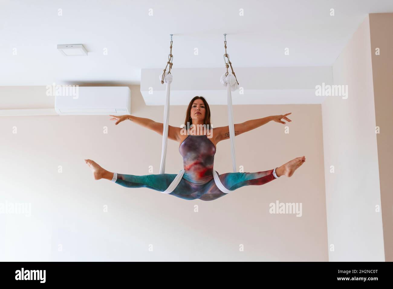 Gymnast doing splits hi-res stock photography and images - Alamy