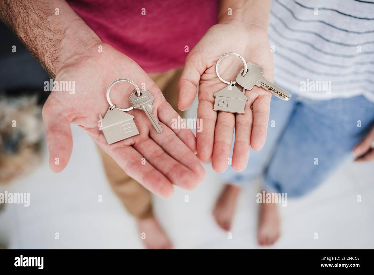 Woman house keys hi-res stock photography and images - Alamy