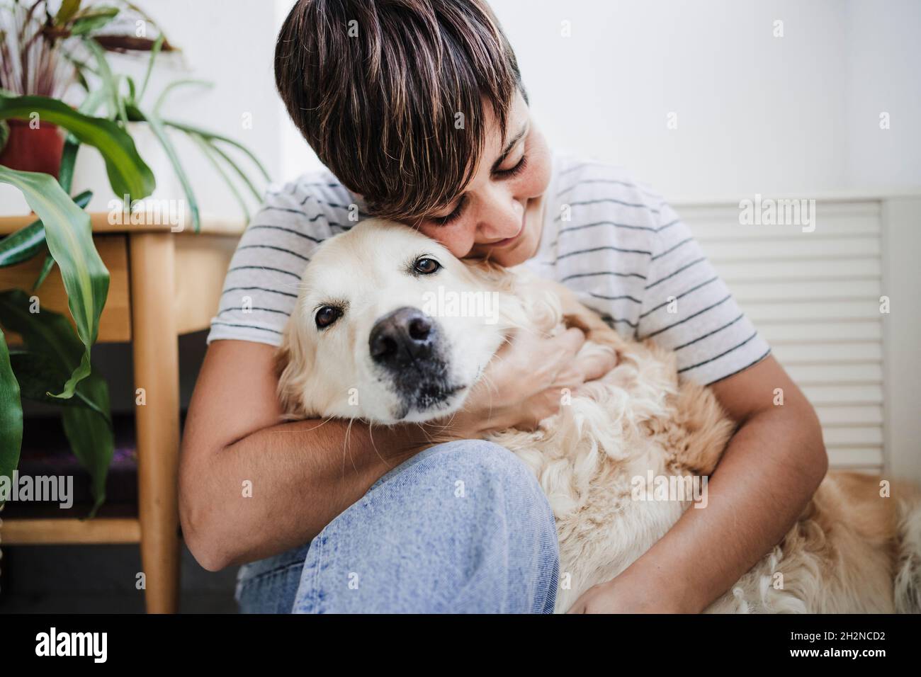 Woman hugging pet golden retriever hi-res stock photography and images ...