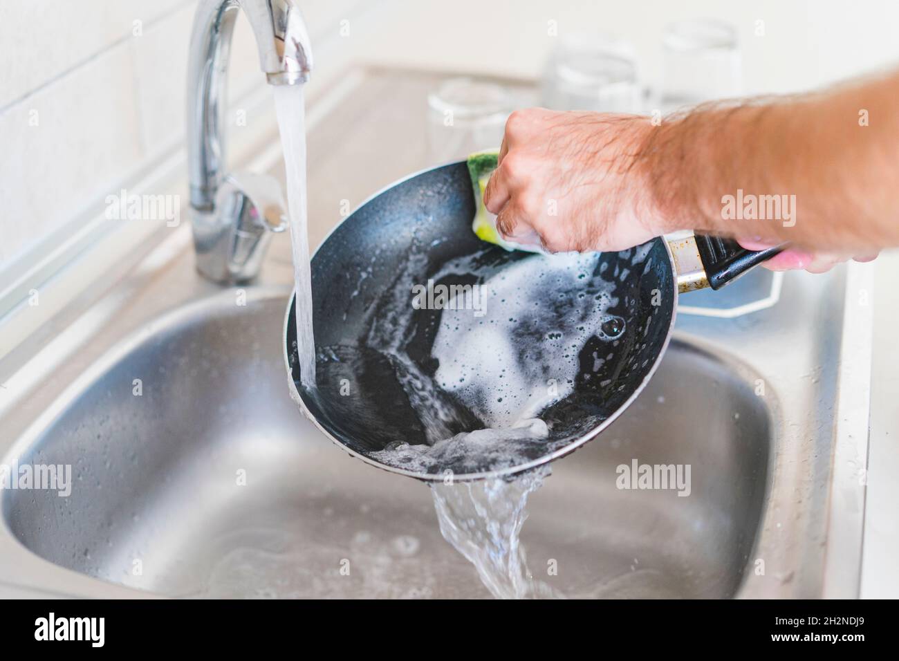 Kitchen scrubbing hi-res stock photography and images - Alamy